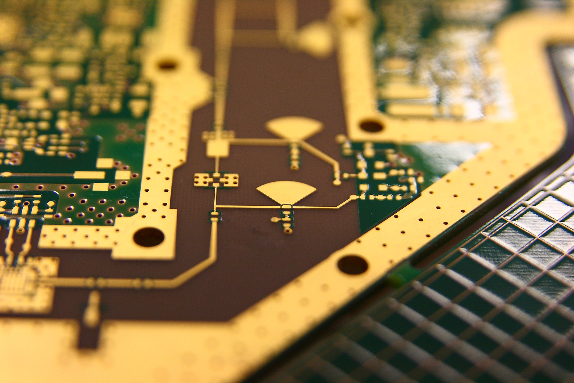 Radiofréquence (RF) et Hyperfréquence | Producteurs de circuits ...
