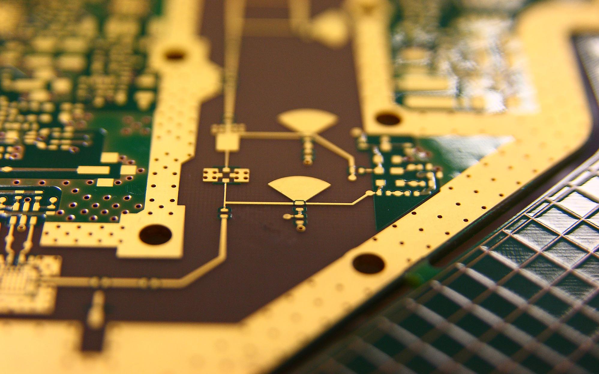Radiofréquence (RF) et Hyperfréquence | Producteurs de circuits ...